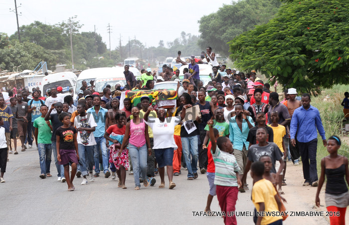 Pictures: Chitown touts’ drama-filled funeral march -Newsday Zimbabwe