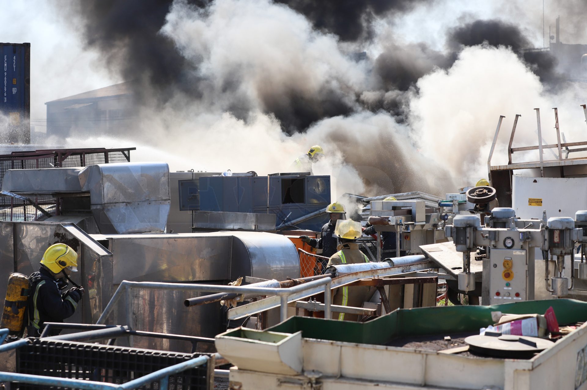 #MenAtWork #FireHeroes #Harare Fire Brigade attends to a fire along ...