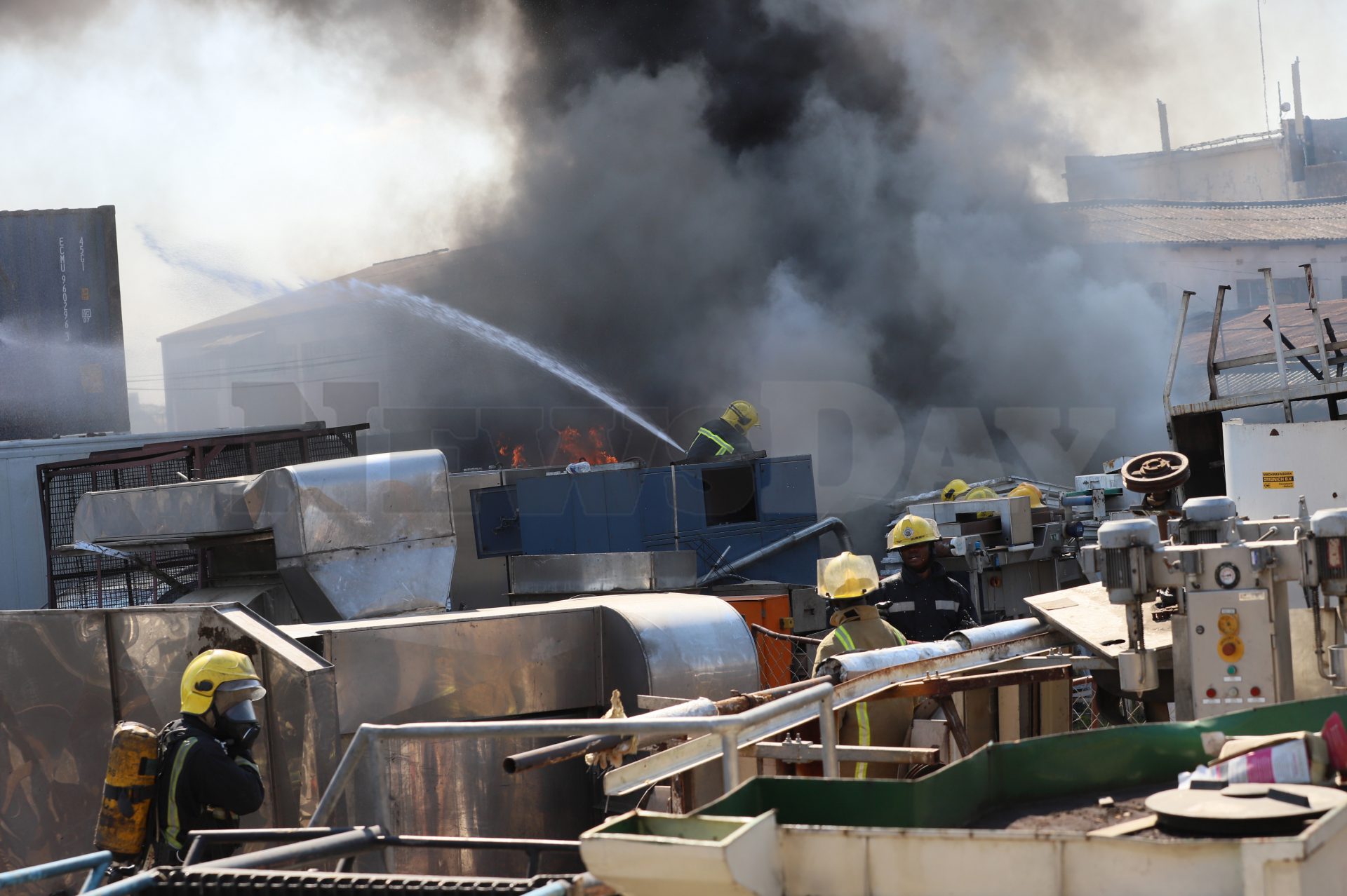 #MenAtWork #FireHeroes #Harare Fire Brigade attends to a fire along ...