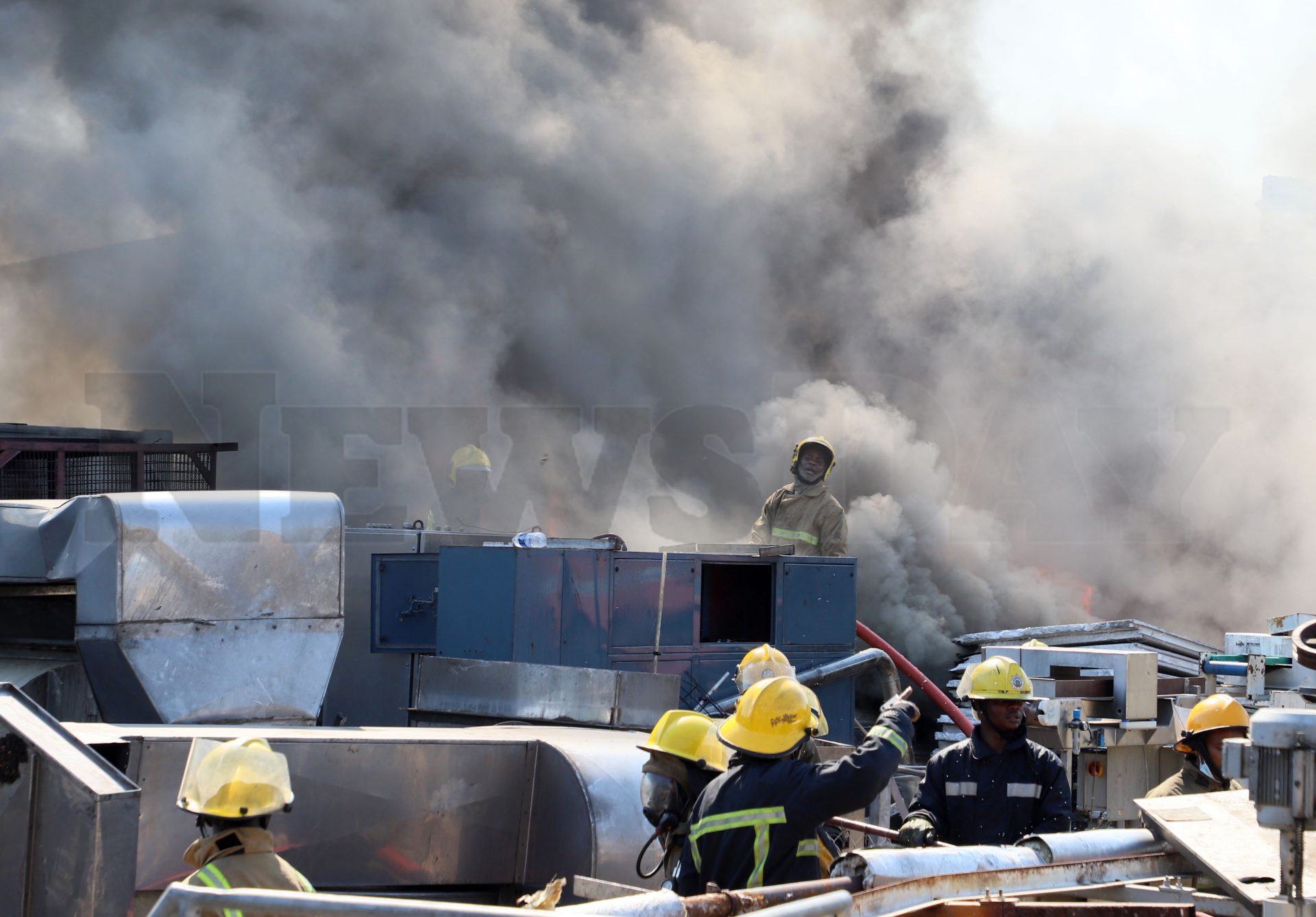 #MenAtWork #FireHeroes #Harare Fire Brigade attends to a fire along ...
