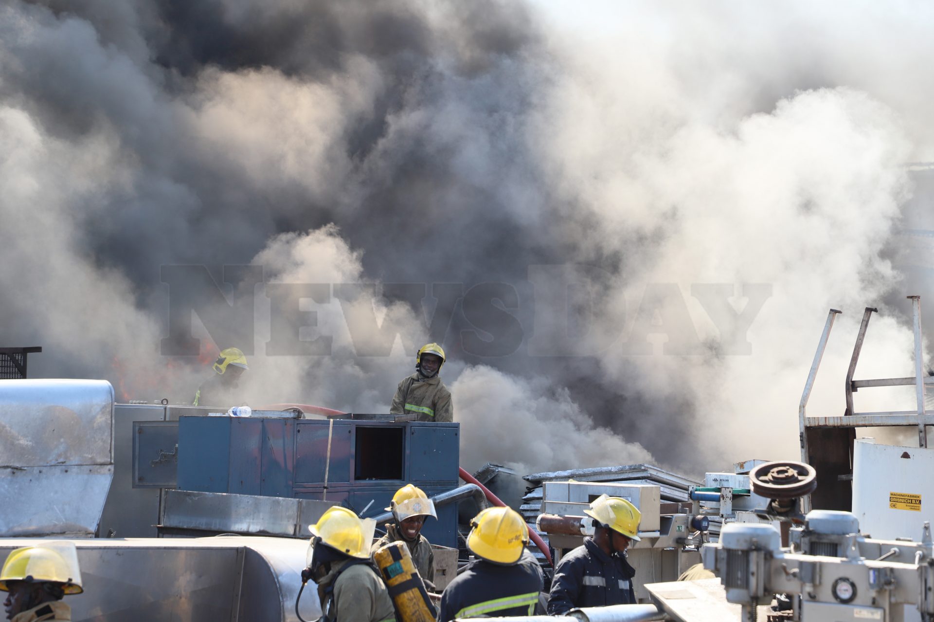 #MenAtWork #FireHeroes #Harare Fire Brigade attends to a fire along ...
